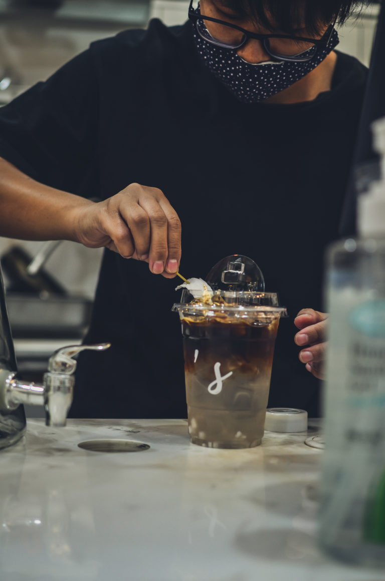 Apostrophe s Cafe : ร้านสบาย ๆ กับเมล็ดกาแฟพิเศษ ตลาดรวมทรัพย์ สุขุมวิท