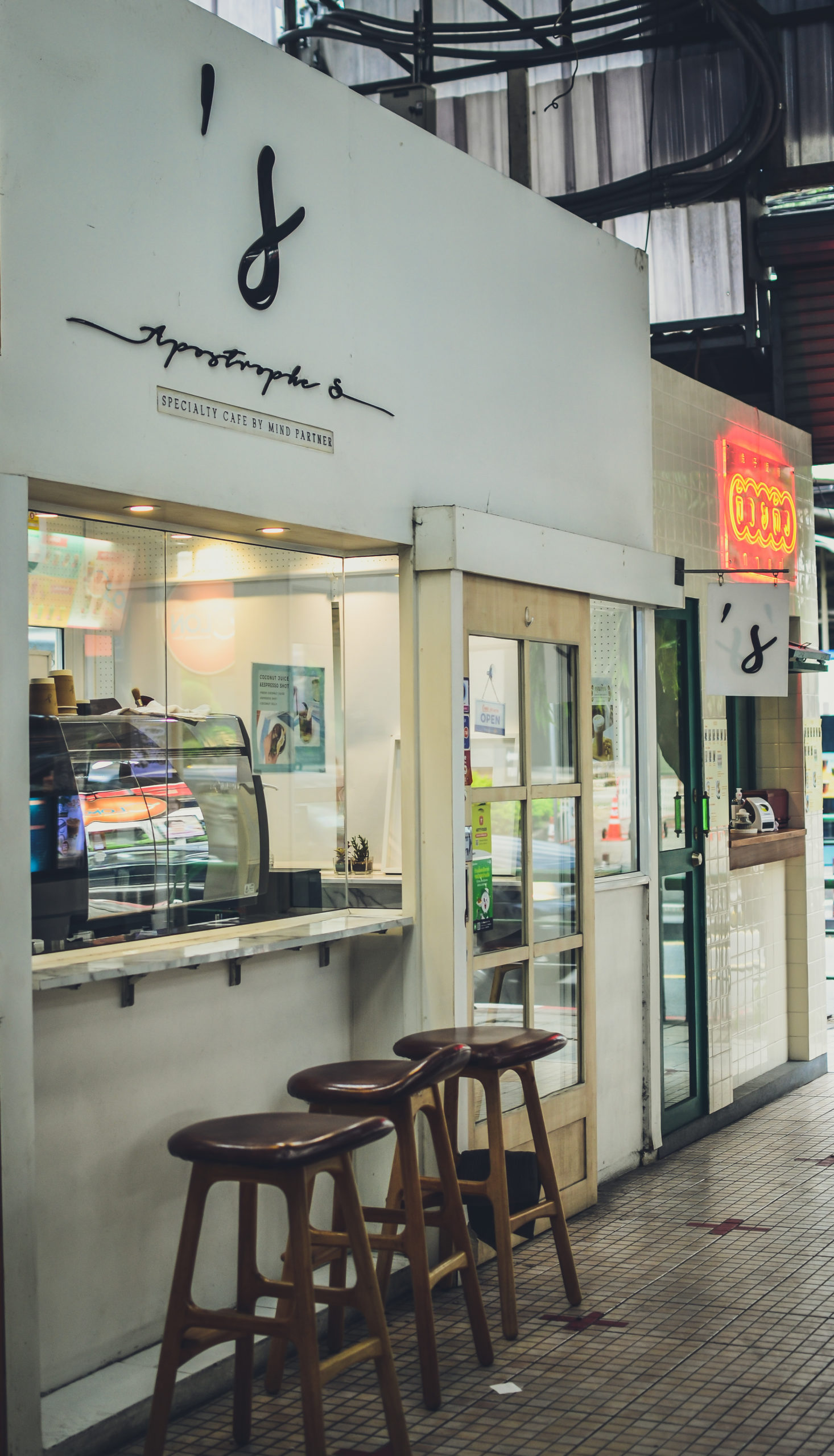 Apostrophe s Cafe : ร้านสบาย ๆ กับเมล็ดกาแฟพิเศษ ตลาดรวมทรัพย์ สุขุมวิท